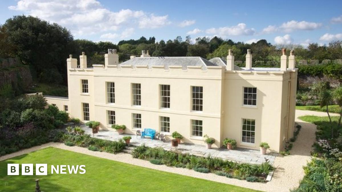 Trematon Castle lease up for sale - BBC News