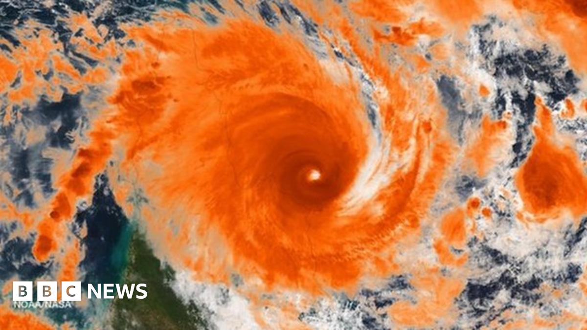 Cyclone Ita: Queensland surveys storm damage - BBC News