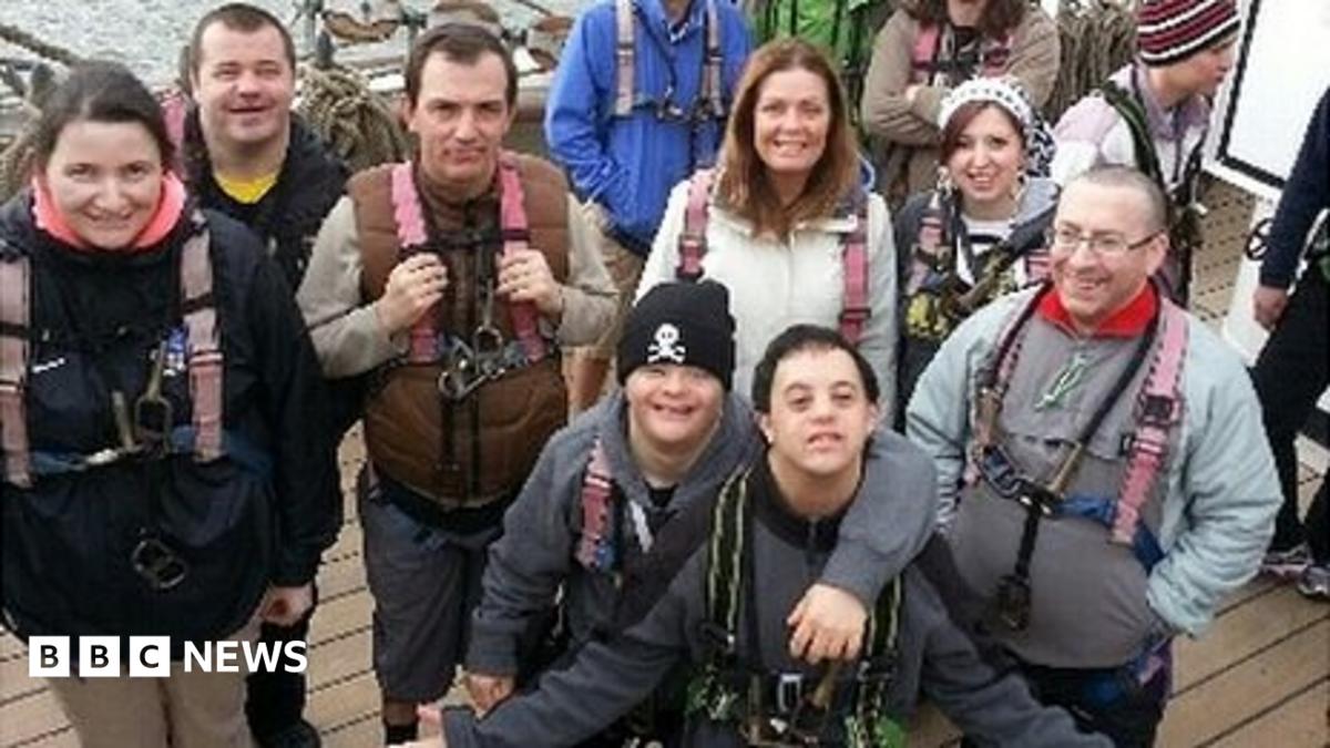 Liverpool theatre group climbs tall ship mast for New York trip - BBC News