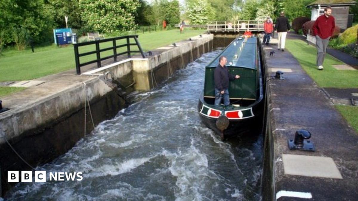 River Thames is 'fast flowing', Environment Agency warns - BBC News
