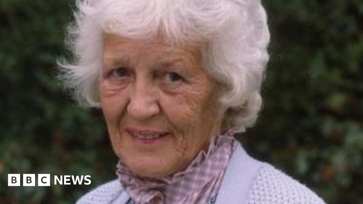 EastEnders actress Edna Dore dies at 92 - BBC News