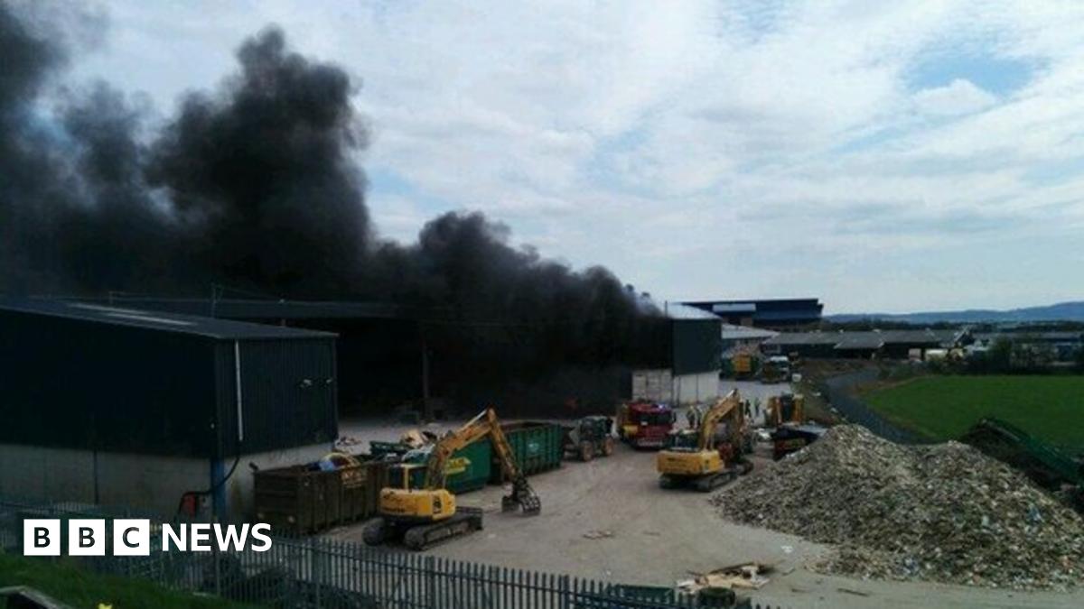 Dundee fire crews battle blaze in 30 tonnes of rubbish - BBC News