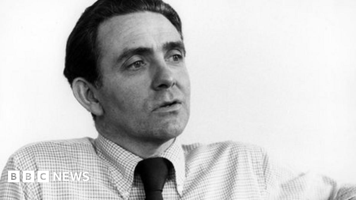 Former Radio 4 boss Ian McIntyre dies, aged 82 - BBC News