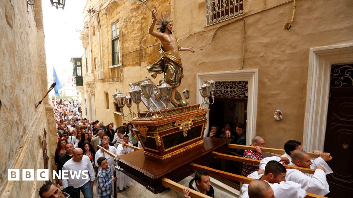 In pictures: Christians across the world celebrate Easter - BBC News