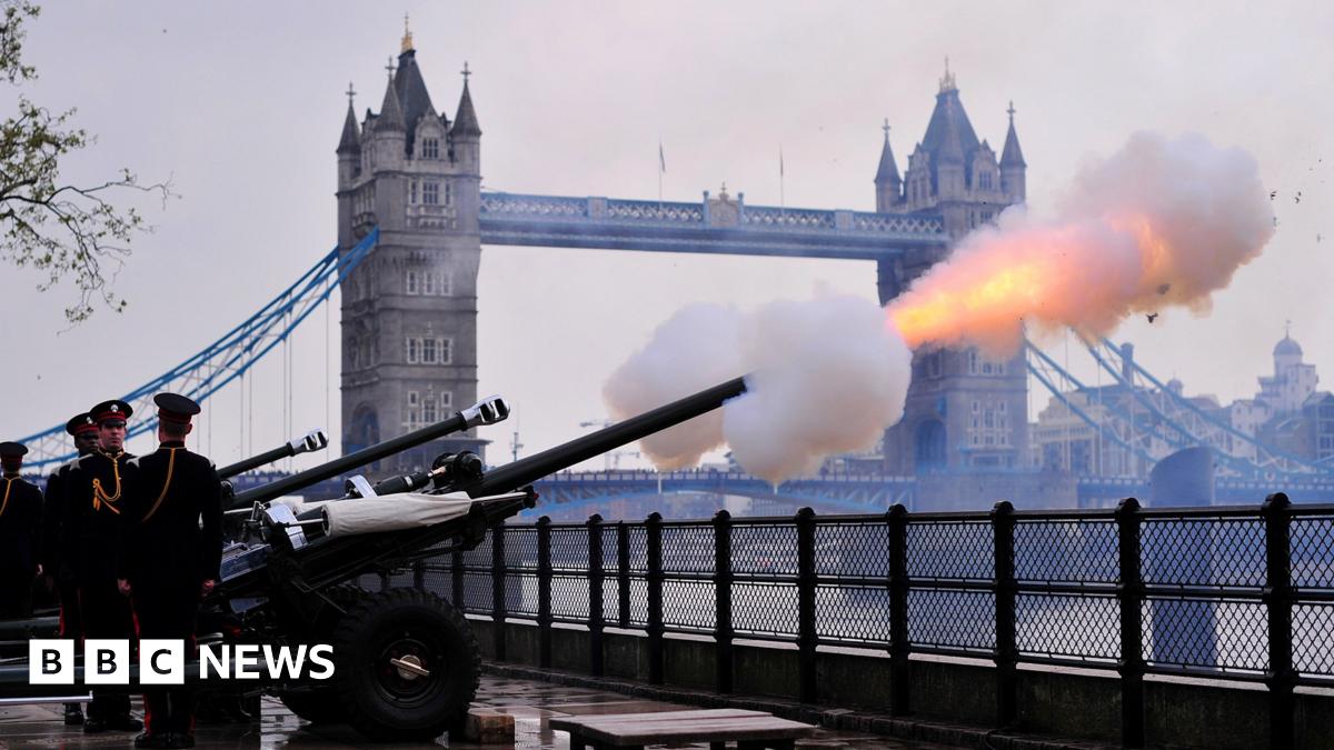 Gun salutes to mark Queen's 88th birthday - BBC News