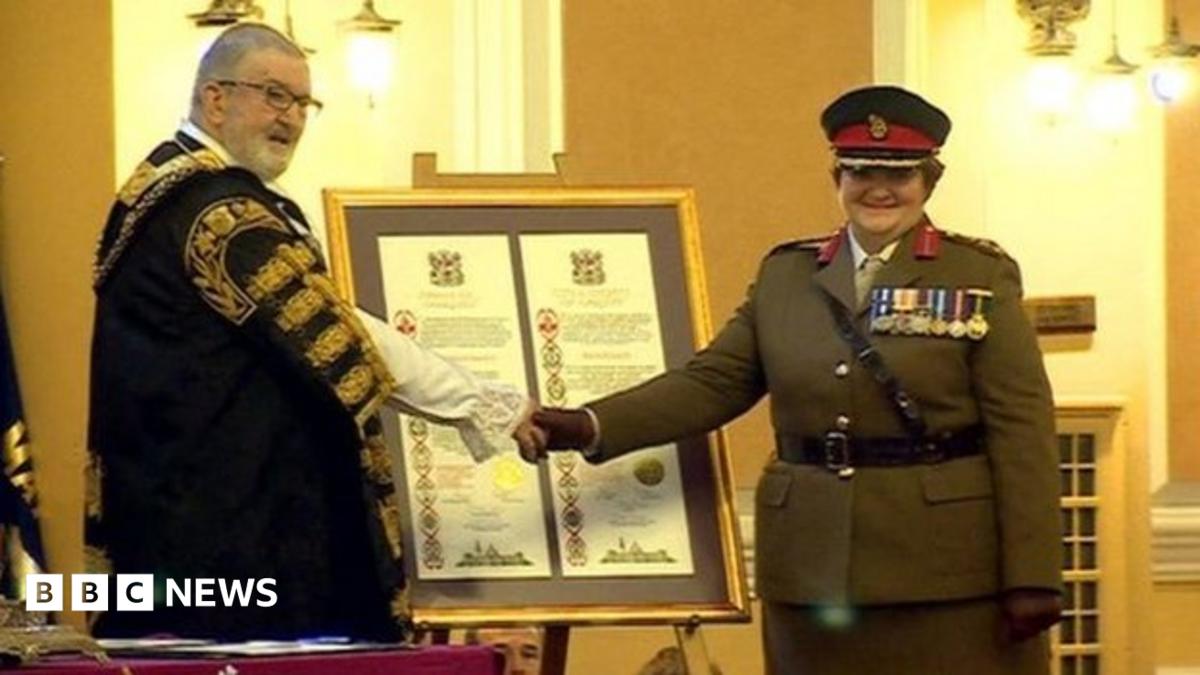 Military medics hold Cardiff freedom parade - BBC News