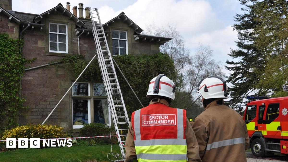Fire crews battle blaze at stately home near Stirling - BBC News