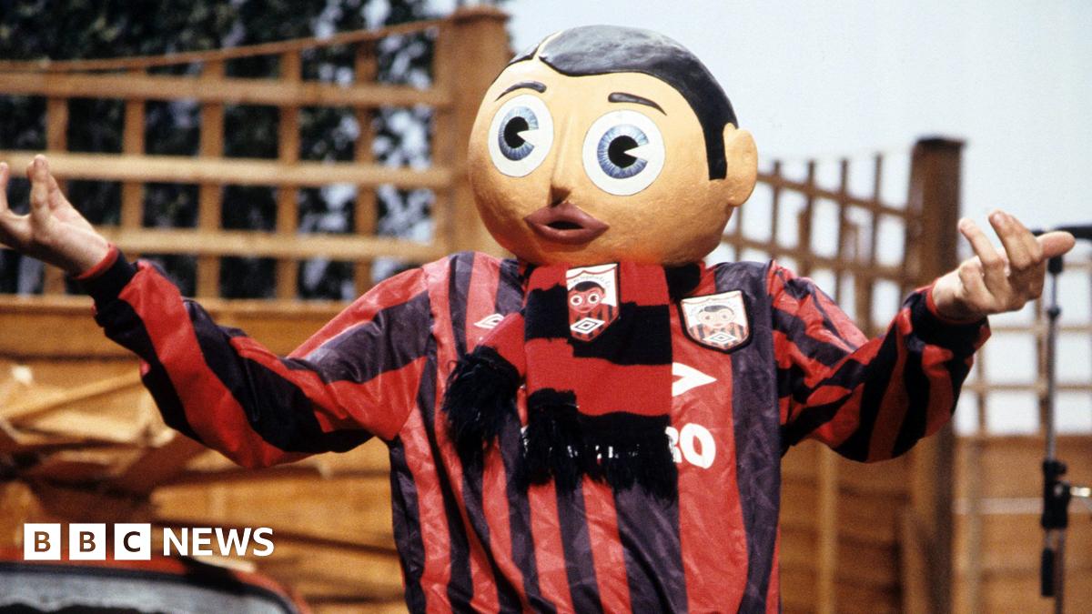 Frank Sidebottom and the man behind the mask - BBC News