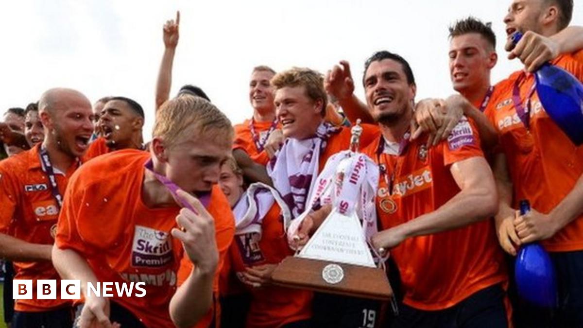 Luton Town FC to celebrate promotion with bus tour - BBC News