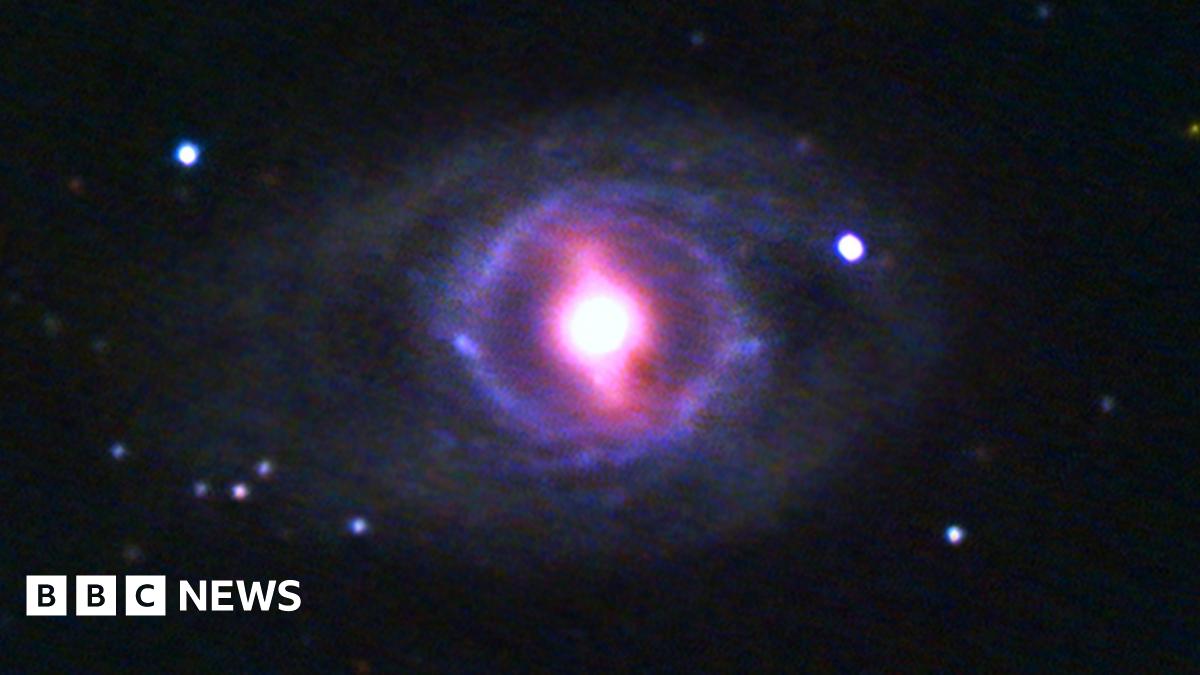 Dazzling supernova mystery solved - BBC News
