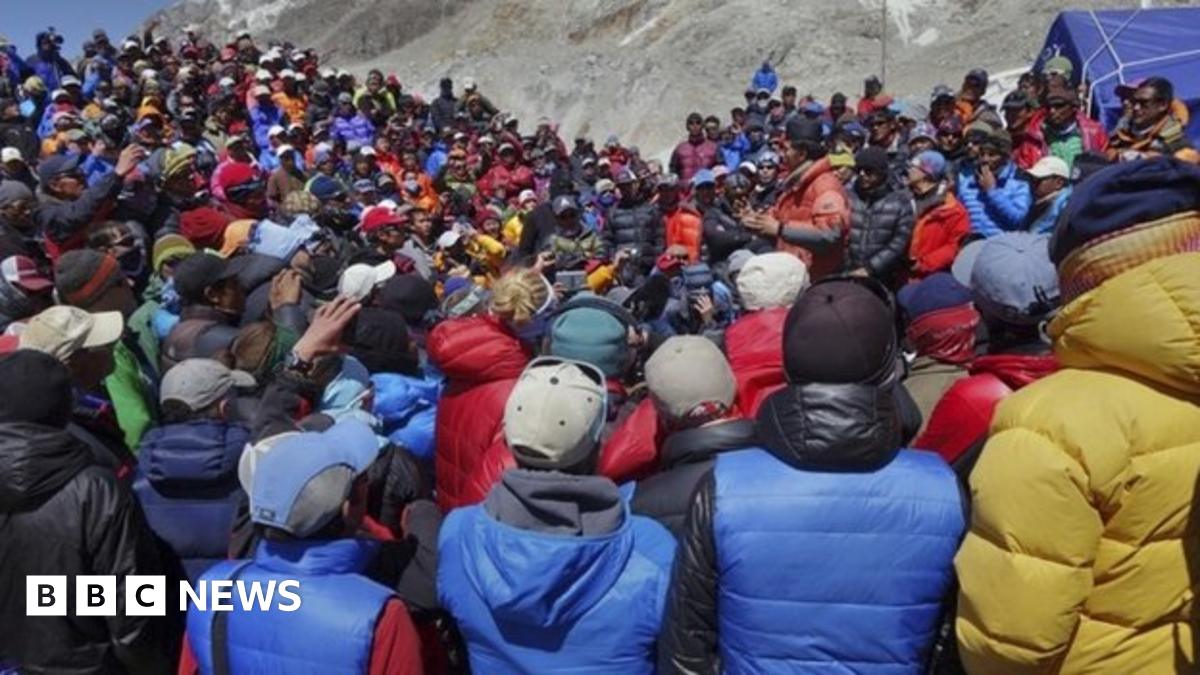 Everest avalanche: Climbers descend amid uncertainty - BBC News