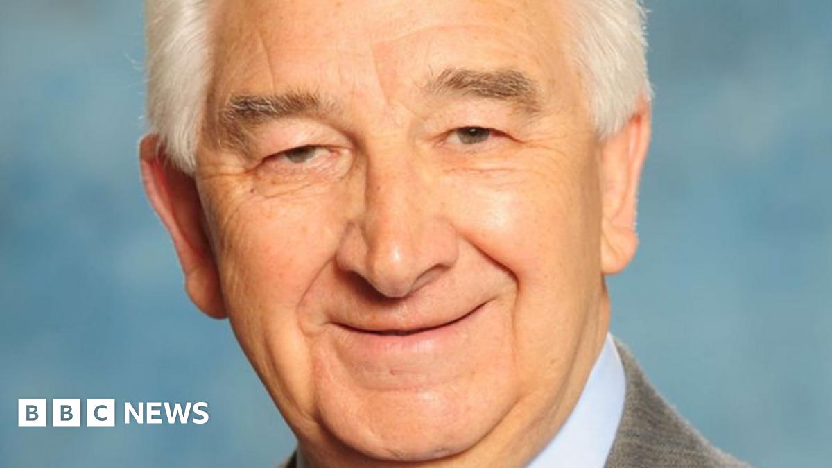 Caerphilly council elects Keith Reynolds as new leader - BBC News