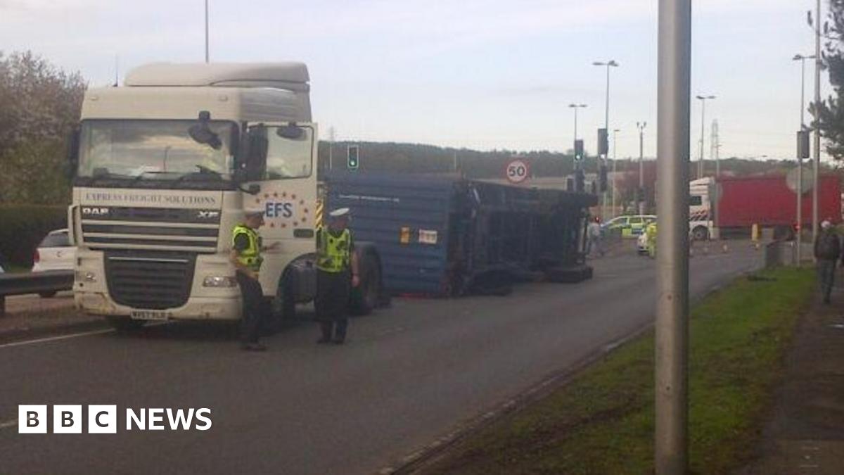 Lorry driver jailed for drunken Dundee roundabout flip - BBC News