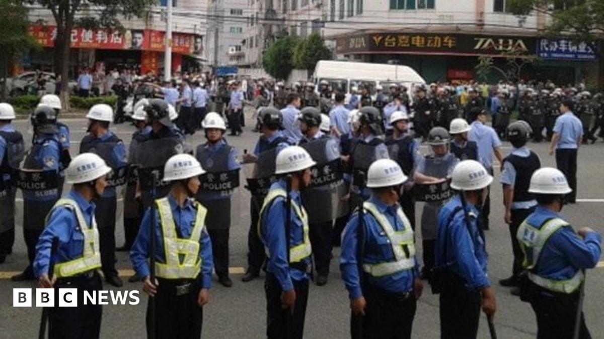 Stakes rise in strike at China's Yue Yuen shoe factories - BBC News