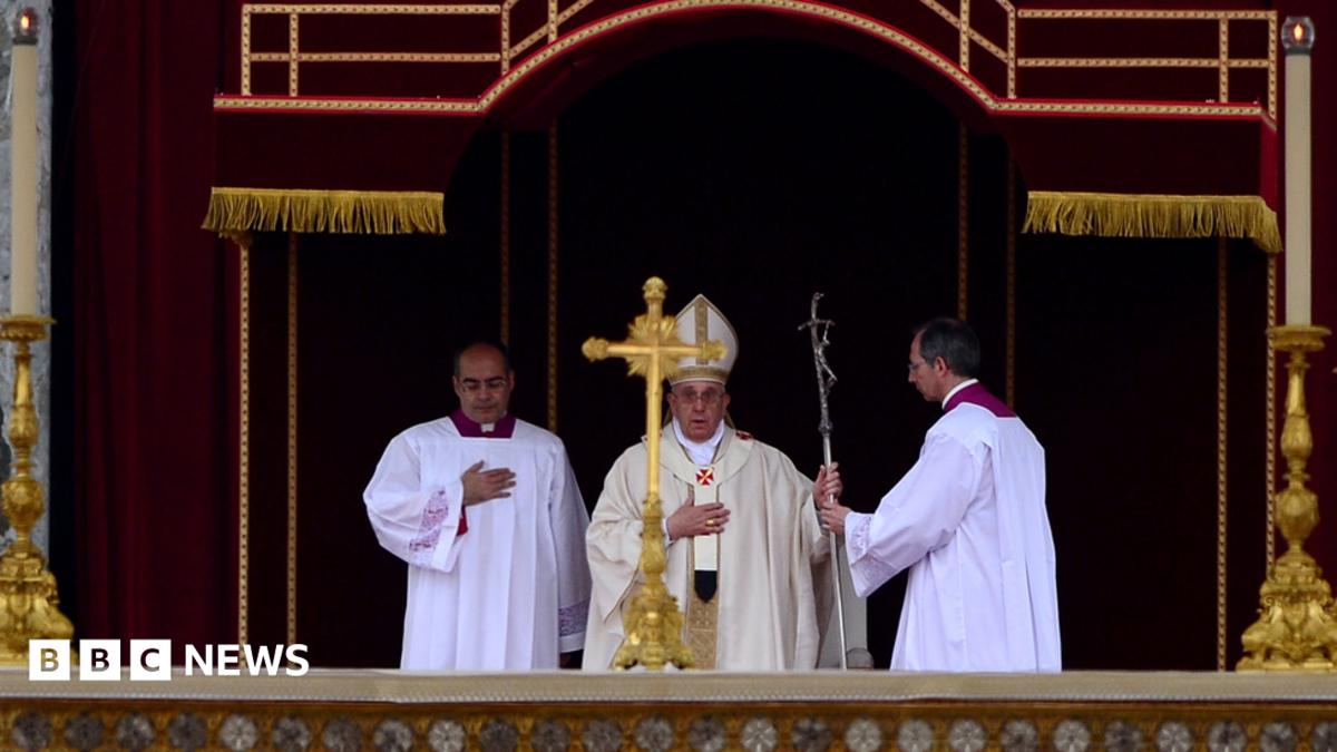 In pictures: Popes become saints - BBC News
