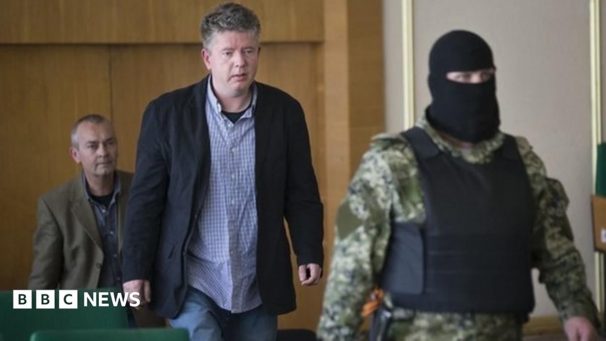 Ukraine crisis: Pro-Russian gunmen show seized monitors - BBC News