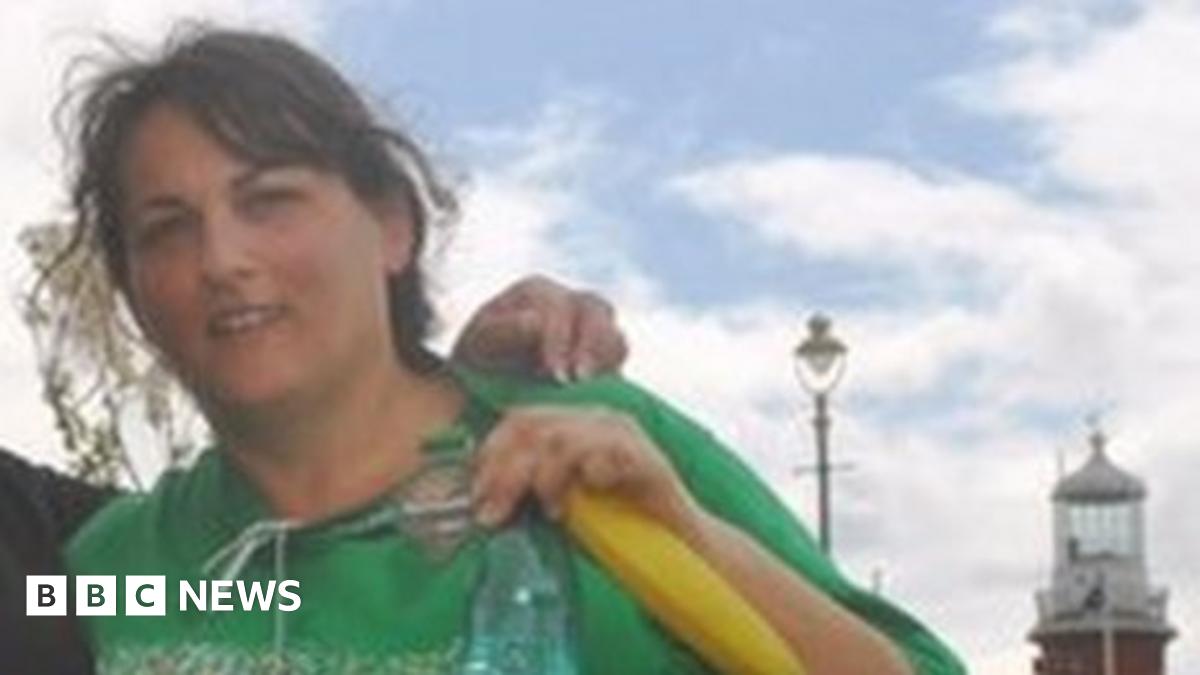 Tom Daley's mother Debbie runs Plymouth Half Marathon - BBC News