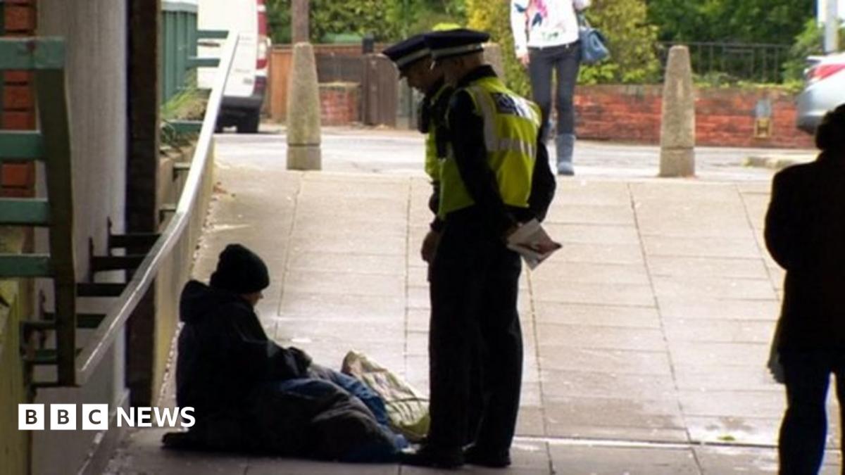 Police in Grimsby launch anti begging campaign - BBC News