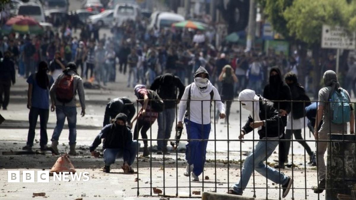 Colombian farmers protest against government's 'broken promises' - BBC News