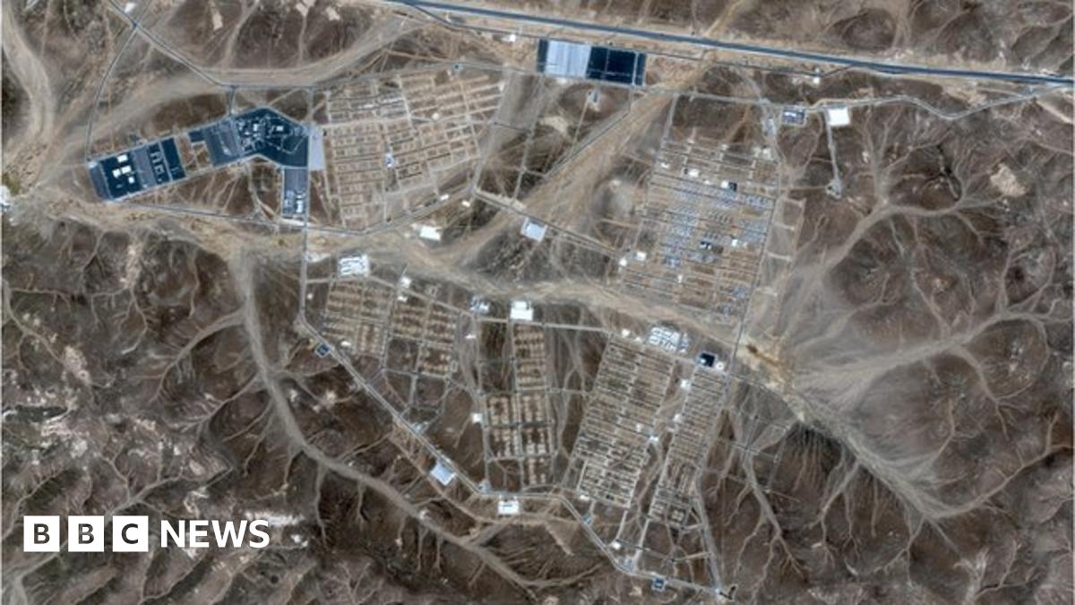 Azraq: How a refugee camp is built from scratch - BBC News