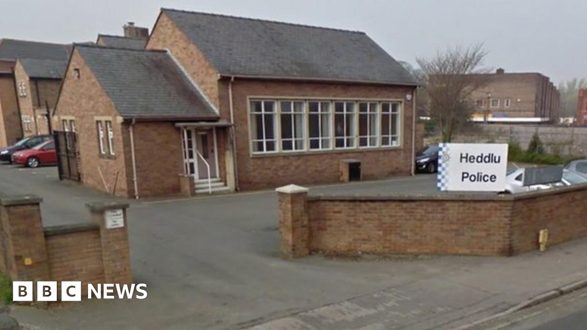 Flint police relocate station to Flintshire council office - BBC News