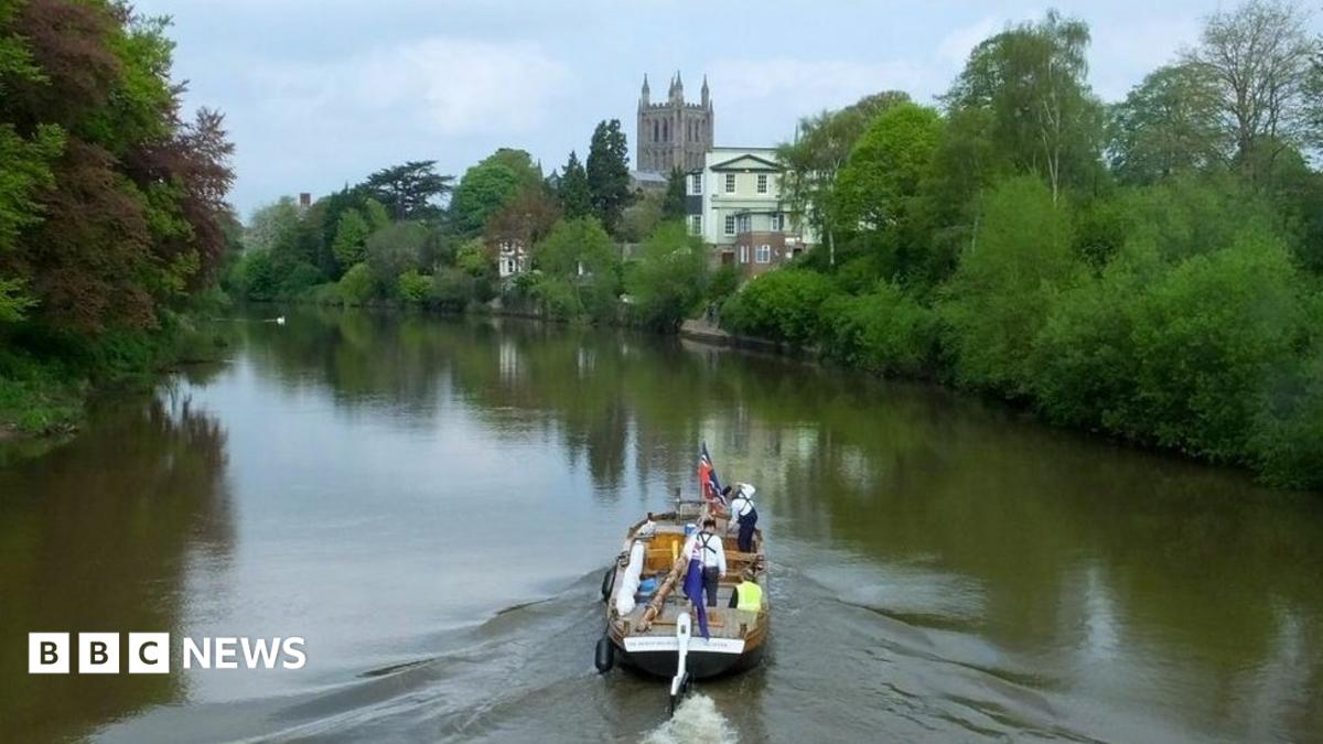 Diamond Jubilee Hereford Bull 'trow' sets sail in city - BBC News