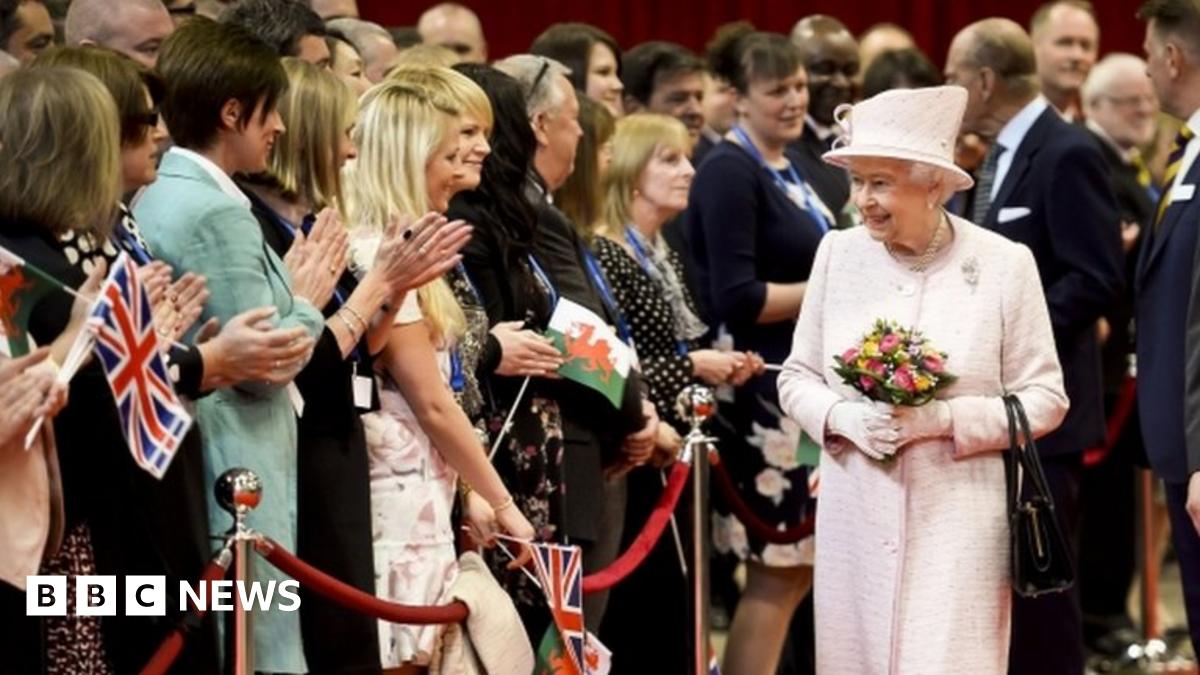 Queen meets tsunami survivor at Atlantic College - BBC News