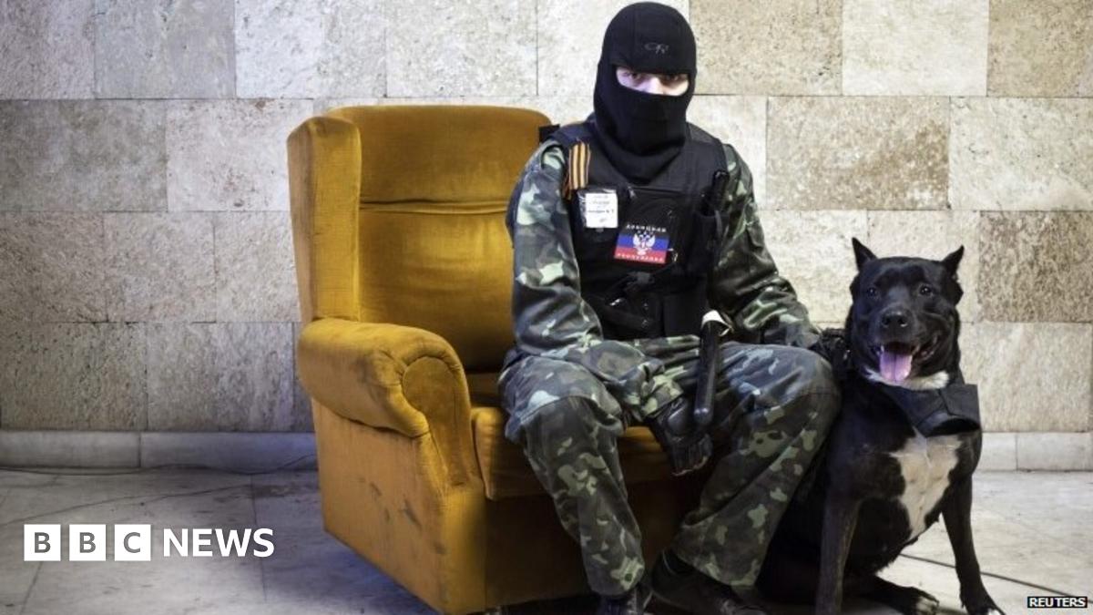 Ukraine crisis: Meeting the little green men - BBC News