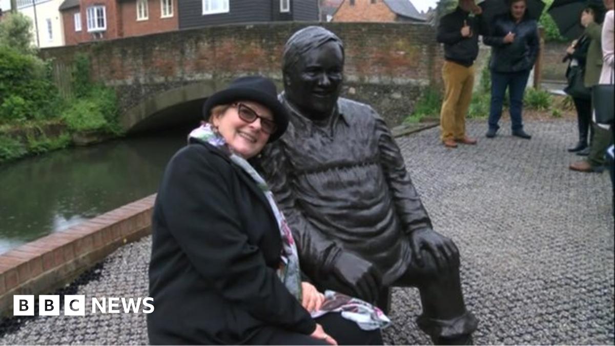 Statue of Kent comedian Dave Lee unveiled in Canterbury - BBC News
