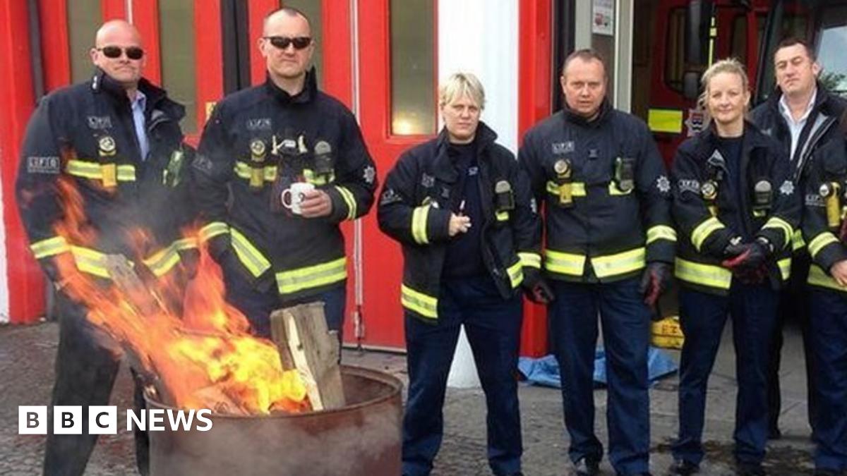 Firefighters strike for a third day - BBC News