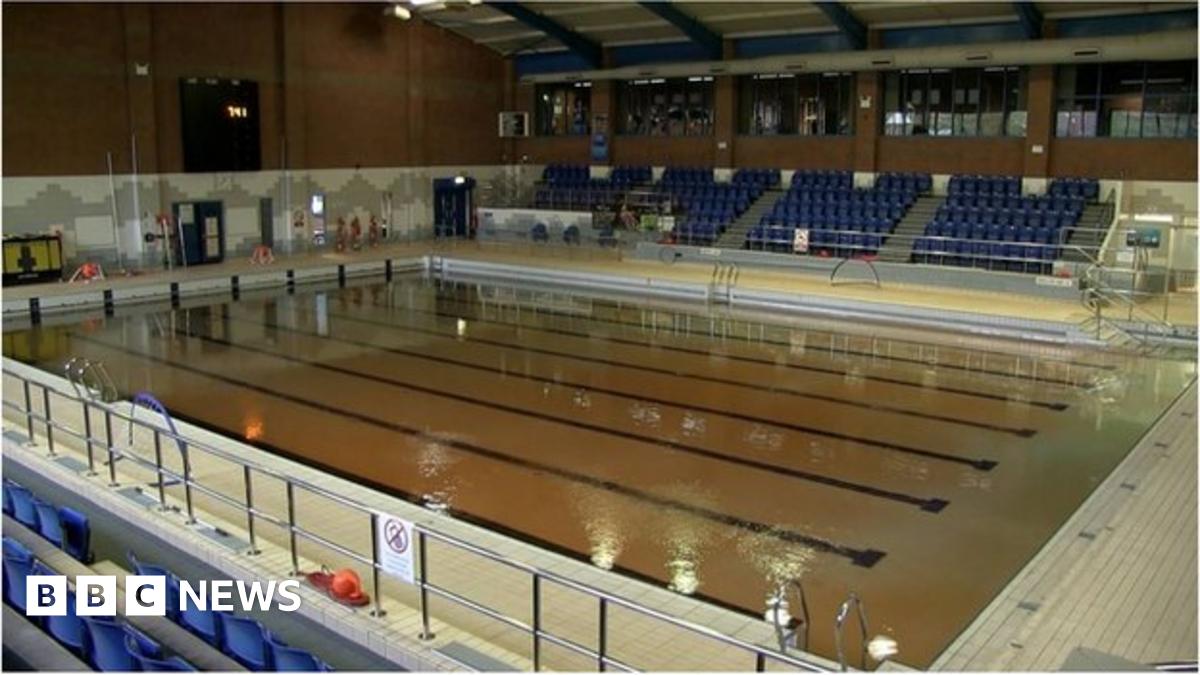 Swimming pool dyed gold to honour Wolverhampton Wanderers - BBC News
