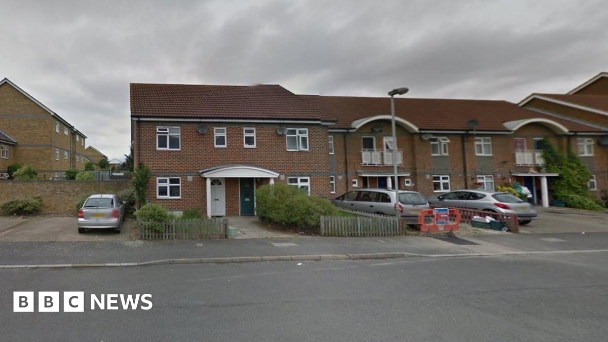 Murder probe over fatal stabbing in Feltham - BBC News