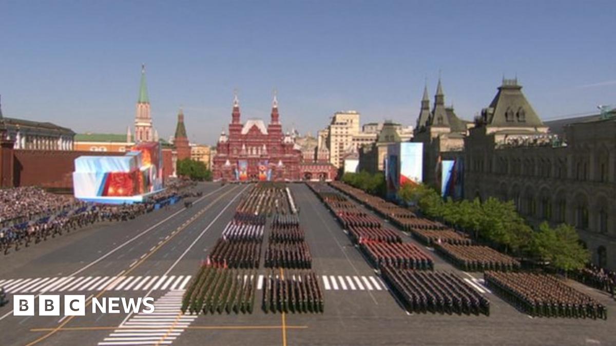 Ukraine crisis: Russian victory parade buoyed by Crimea - BBC News