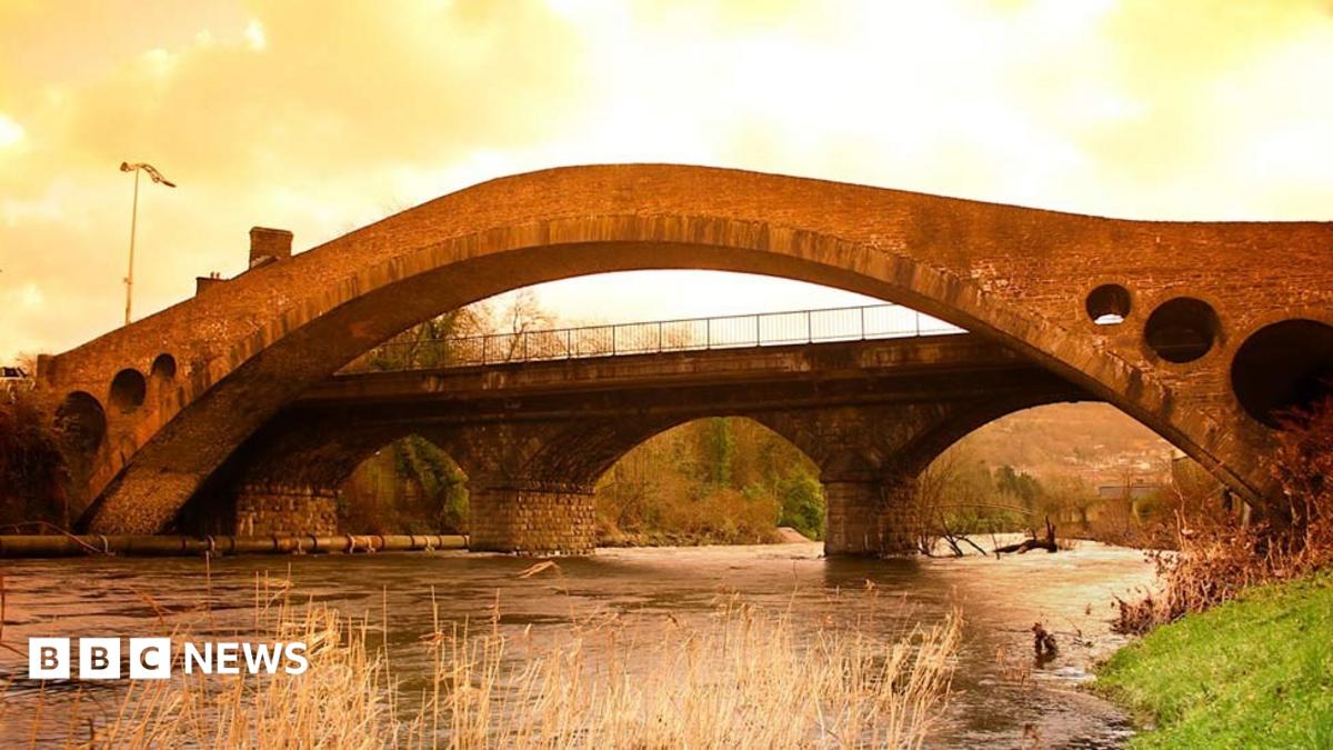 Pontypridd's 148-year-old Victoria Bridge fully reopens - BBC News