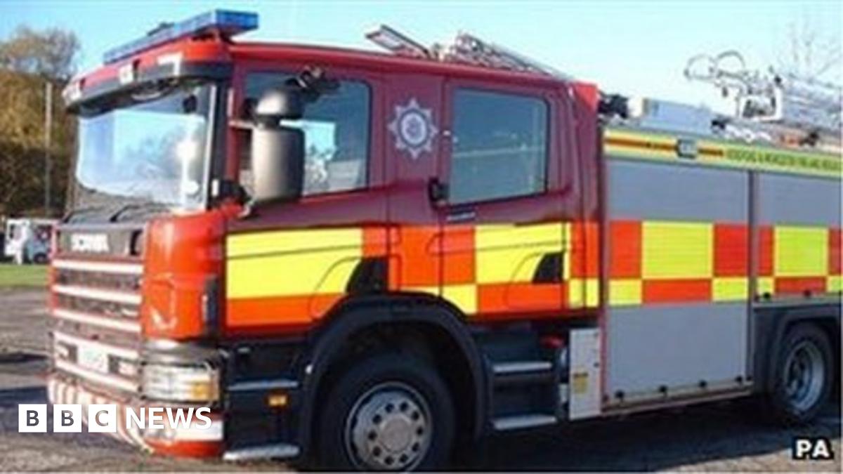 Hereford and Worcester campaign over fire engines cuts plan - BBC News