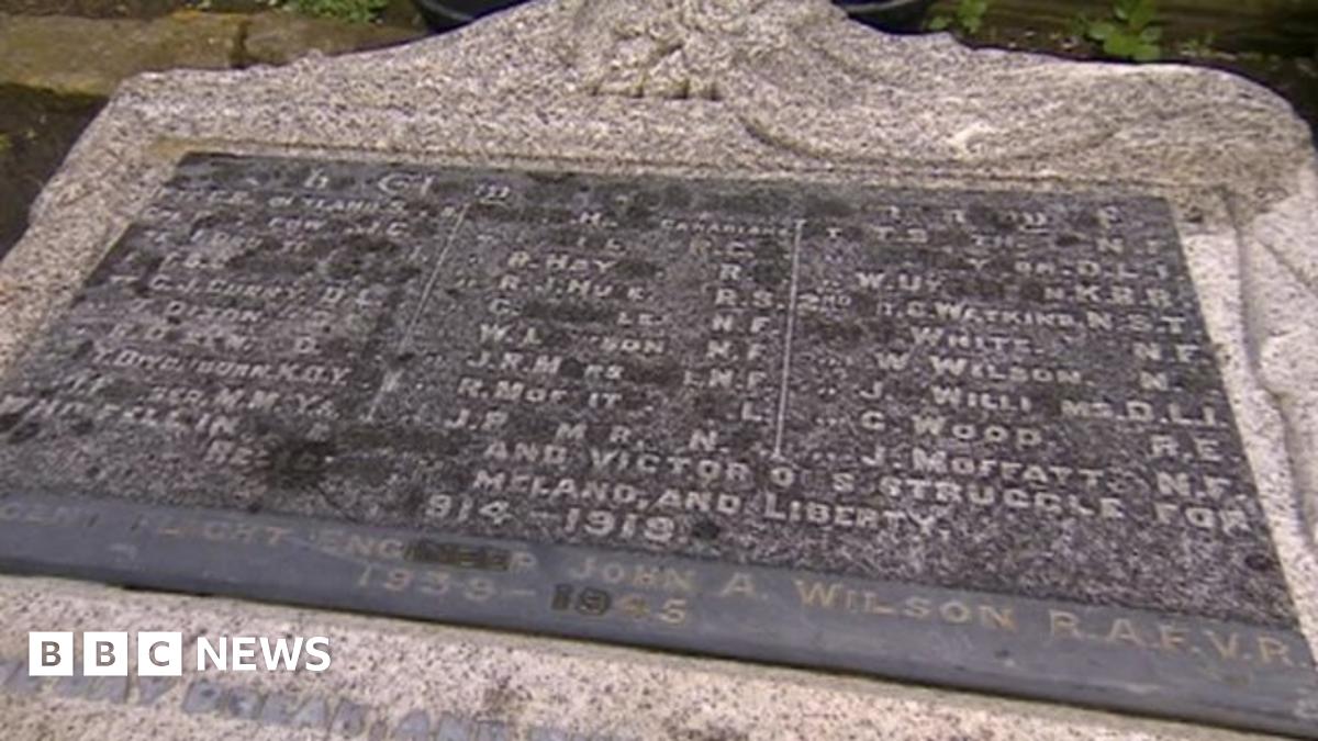 Gateshead war memorial erected after being rediscovered - BBC News