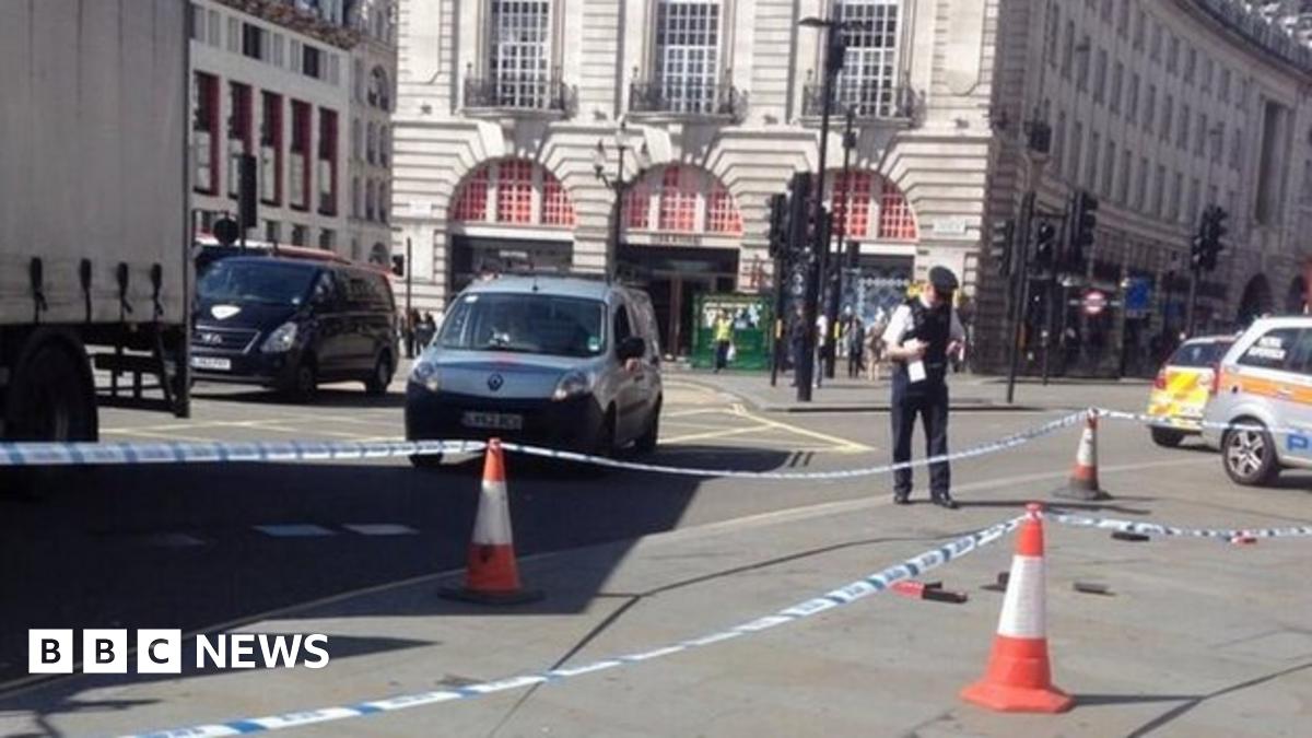 Robbery at Barclays Bank flagship branch at Piccadilly Circus - BBC News