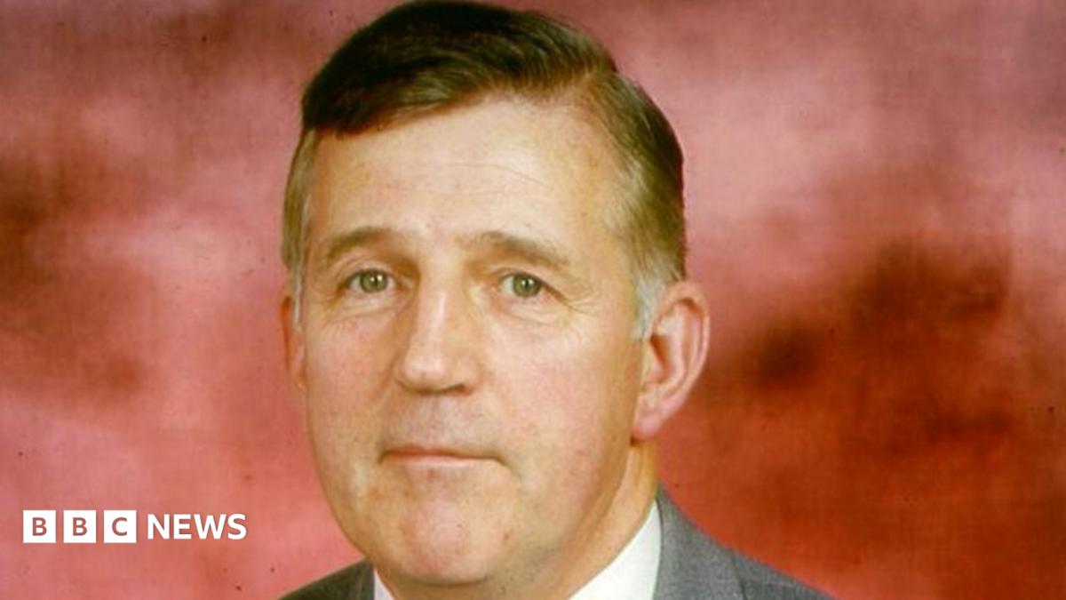 Former Scottish MP Dick Douglas dies aged 82 - BBC News