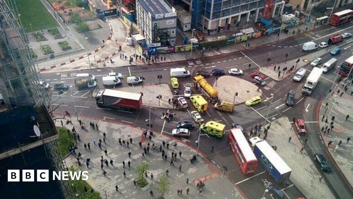Cyclist killed in HGV collision at Elephant and Castle - BBC News