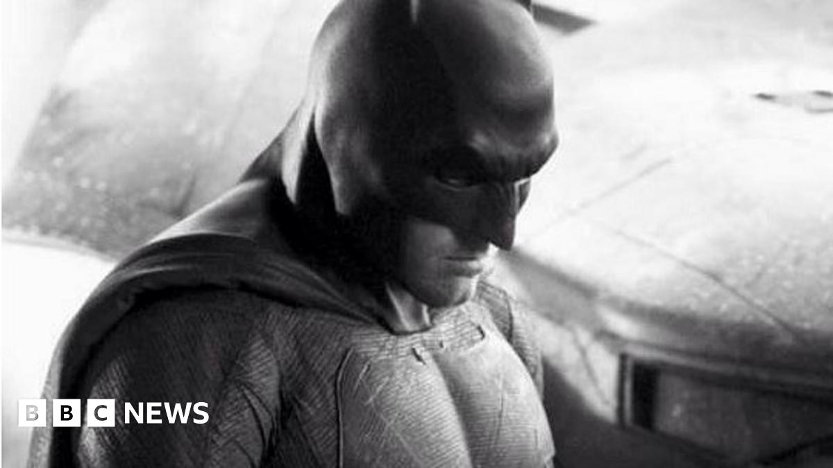 Ben Affleck as Batman: Fans dissect first photograph - BBC News