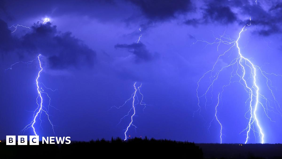 Solar wind 'triggers lightning on Earth' - BBC News