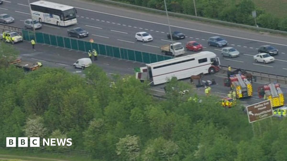 M11 motorway pile-up leaves two dead - BBC News
