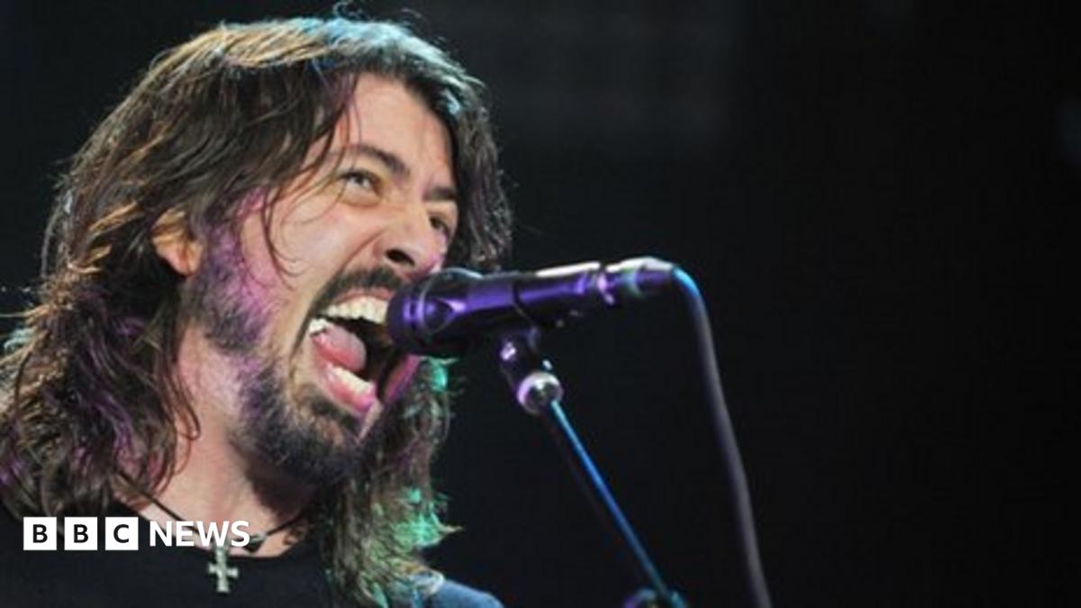 Foo Fighters announce documentary ahead of new album - BBC News