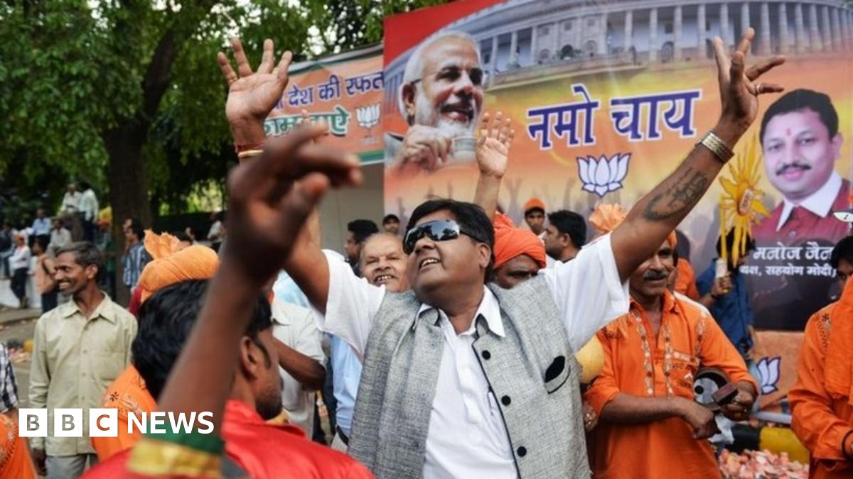 India elections: Carnival and dejection at party HQs - BBC News