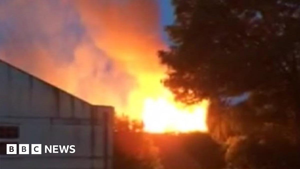 Kent firefighters spend night tackling blazes - BBC News