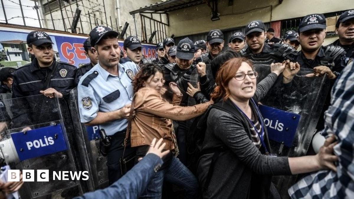 Turkey ends Soma mine disaster rescue, death toll 301 - BBC News