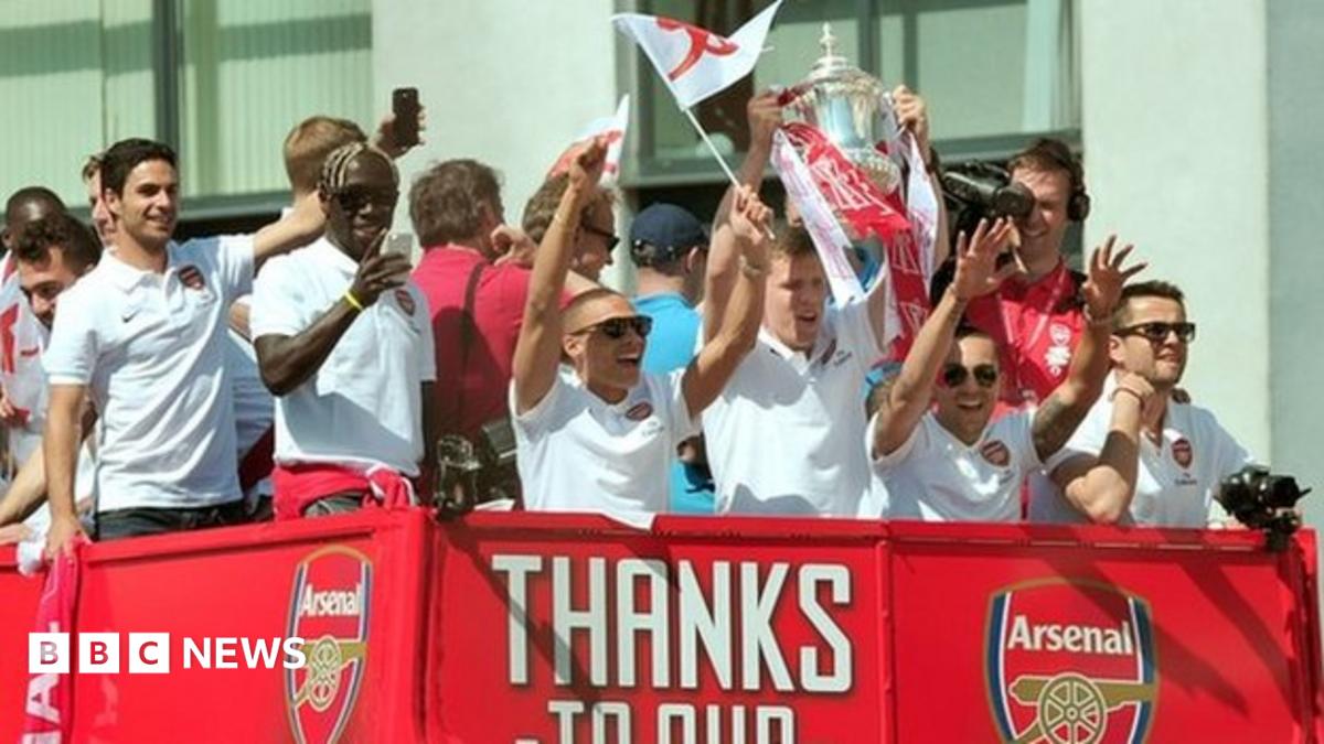 Thousands line the street for Arsenal's victory parade - BBC News