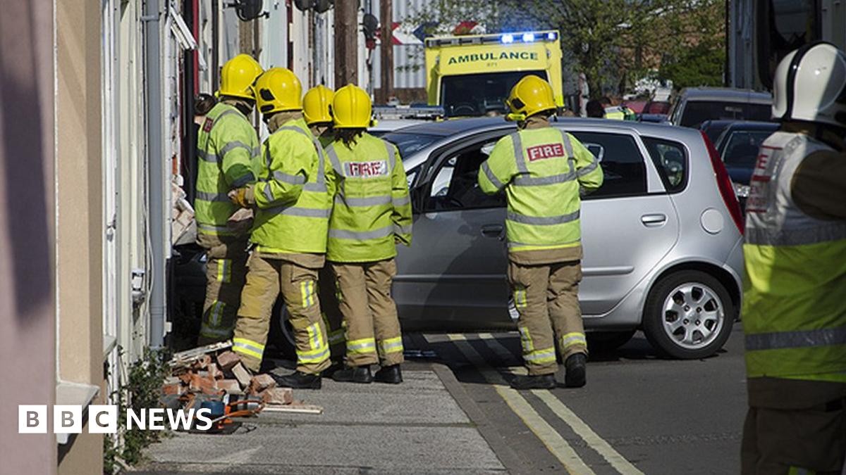 Lowestoft car crash causes gas blast fears - BBC News