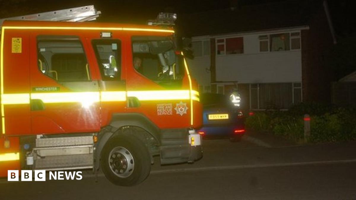 Tadley homes evacuated after radioactive canister found - BBC News