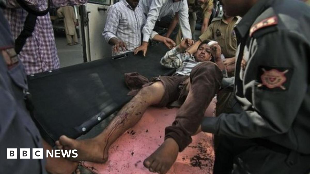 India bus crash kills 17 in Kashmir - BBC News